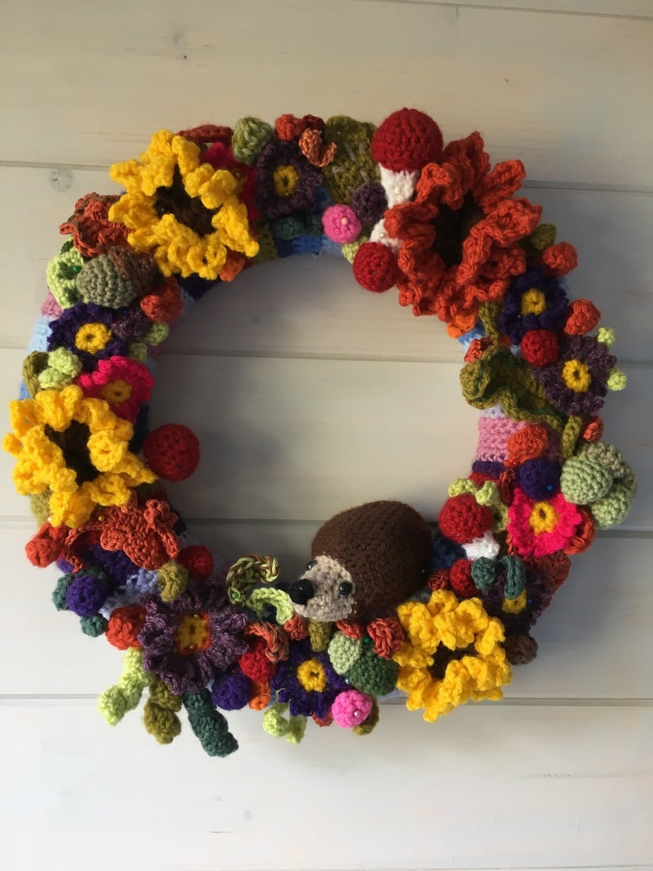 A quick and easy Crochet Christmas wreath - off the hook for you