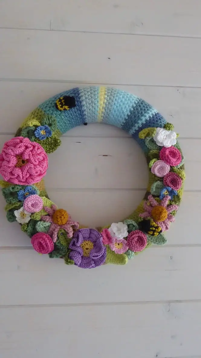 Summer Crochet Wreath - Free pattern - off the hook for you